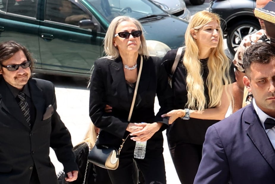 Κηδεία Γιάννη Φλωρινιώτη: Συντετριμμένη και υποβασταζόμενη έφτασε η ...