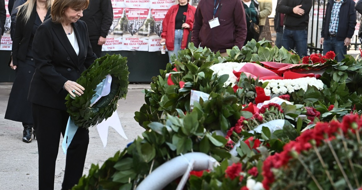 17 Νοεμβρίου 2023: Κατέθεσαν στεφάνι στο Πολυτεχνείο Σακελλαροπούλου ...