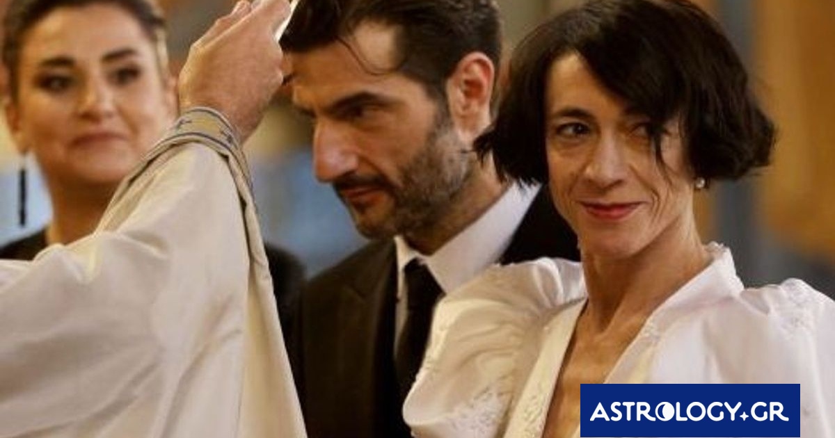 Το ανατρεπτικό μπλε φόρεμα της Τοπαλίδου στη δεξίωση του γάμου της με ...