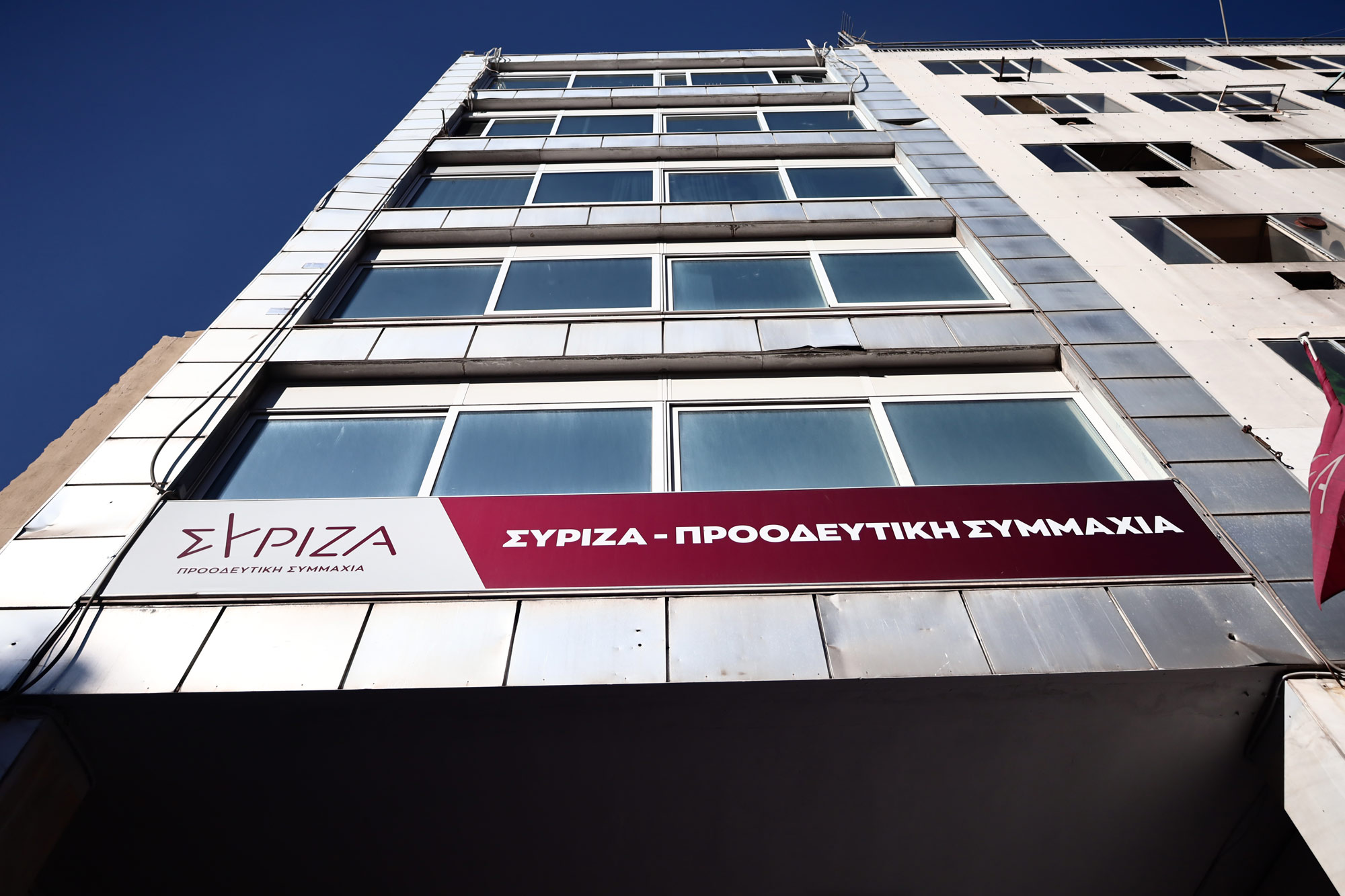 Πηγές ΣΥΡΙΖΑ: Πρωθυπουργός που κουρελιάζει το Σύνταγμα και στέκεται ...