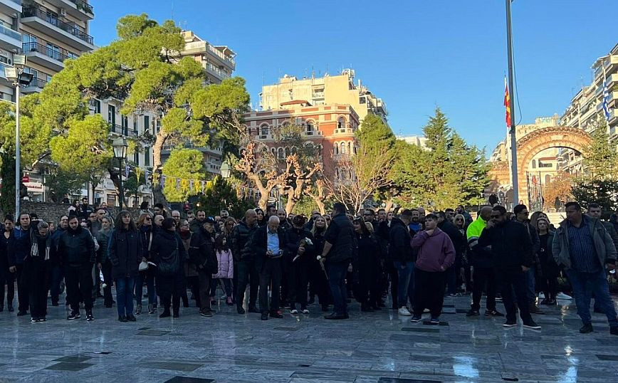 Ουρές στη Θεσσαλονίκη για το λαϊκό προσκύνημα στη σορό του Βασίλη Καρρά ...