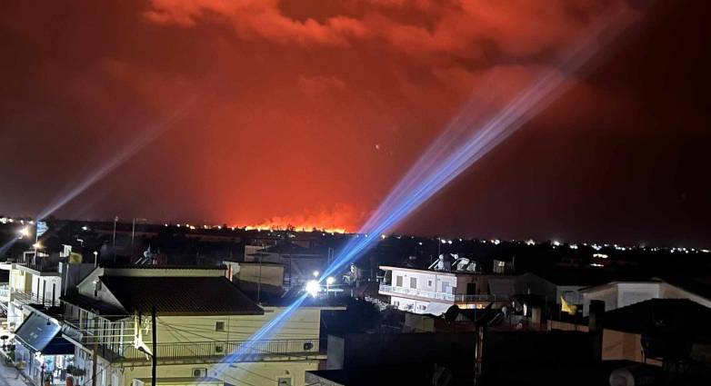 Φωτιά στην Ηλεία ορατή στα χωριά της Αχαΐας: Ο κατακόκκινος ουρανός ...