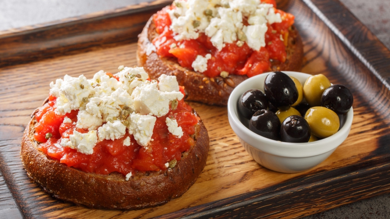 Taste Atlas: Ο ντάκος και η χωριάτικη στην 1η και την 4η θέση στη λίστα ...