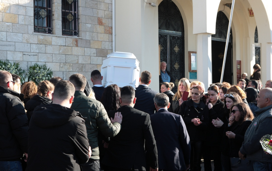 Μεσολόγγι: Πλήθος κόσμου στη κηδεία του Μπάμπη - Υποβασταζόμενη η ...