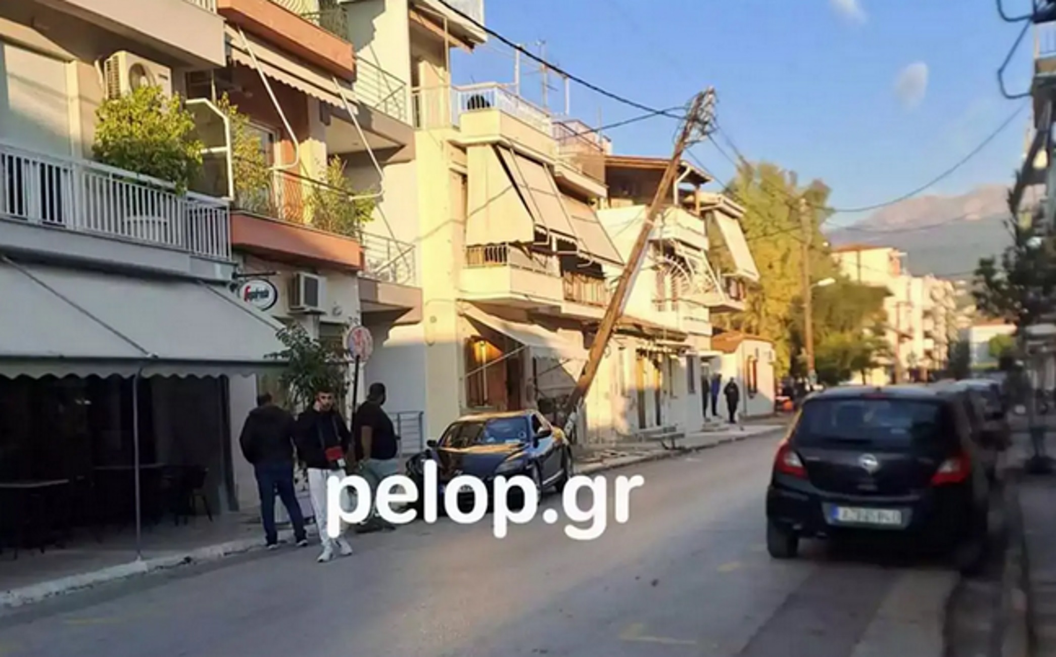 Αυτοκίνητο πήρε παραμάζωμα κολώνα της ΔΕΗ στην Πάτρα - Οι φόβοι των ...