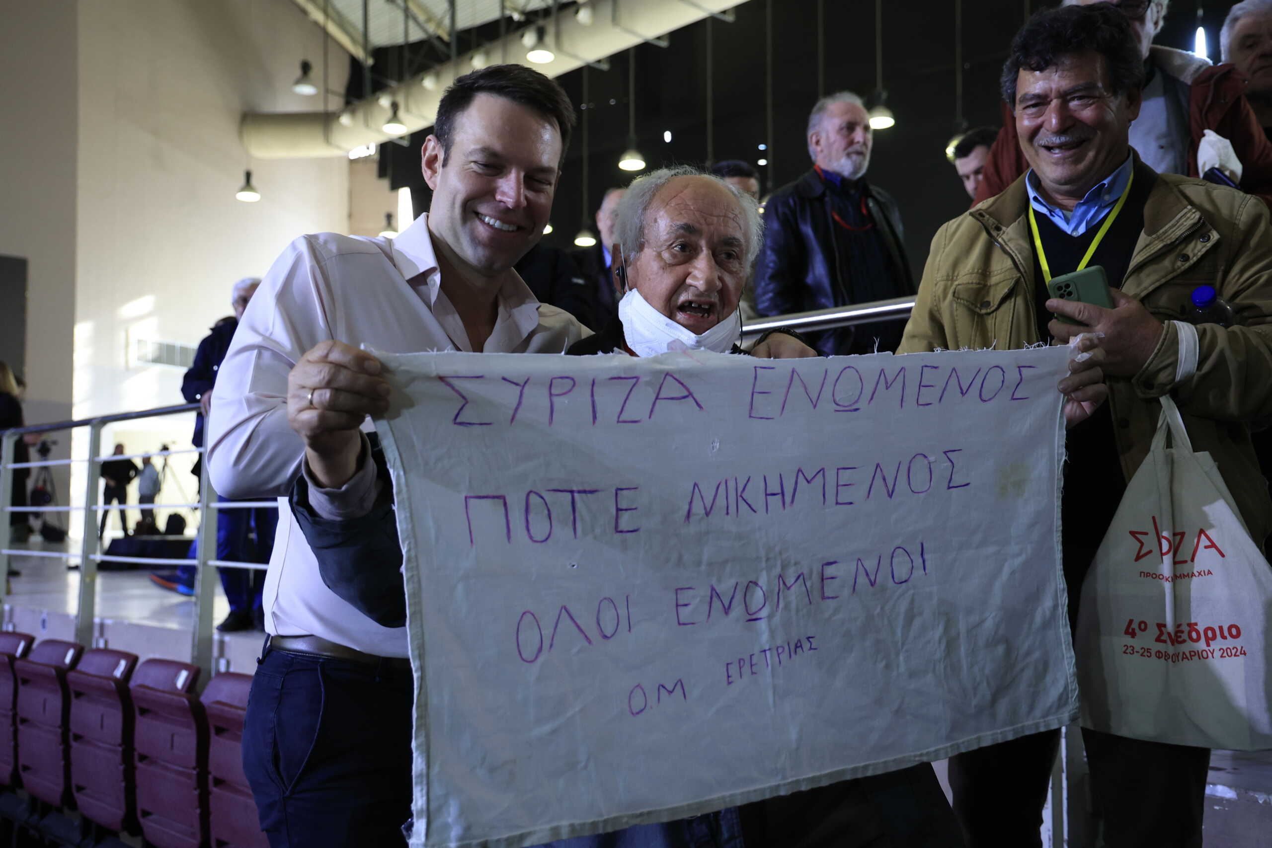 Τον σύνεδρο που ύψωσε πανό διαμαρτυρίας στον Τεμπονέρα συνάντησε ο ...