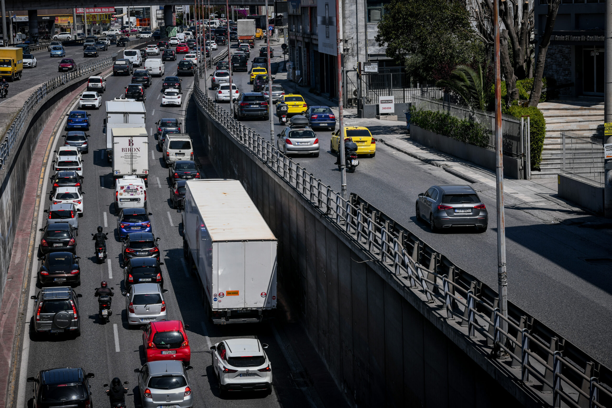 Ανατροπή νταλίκας στην Αθηνών-Λαμίας στο ύψος του Αυλώνα – Από τη δεξιά ...