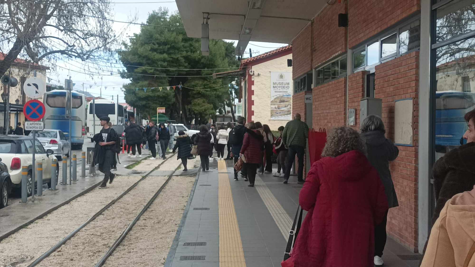 Σώοι έφτασαν πριν από λίγο στο σιδηροδρομικό σταθμό του Διακοπτού οι ...