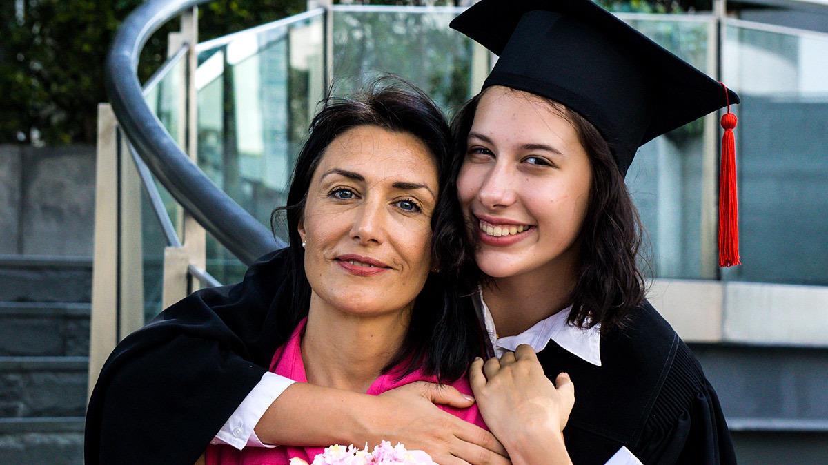 «Αφιερώνω το πτυχίο μου στη μαμά μου, που με πίεζε να διαβάζω και να ...