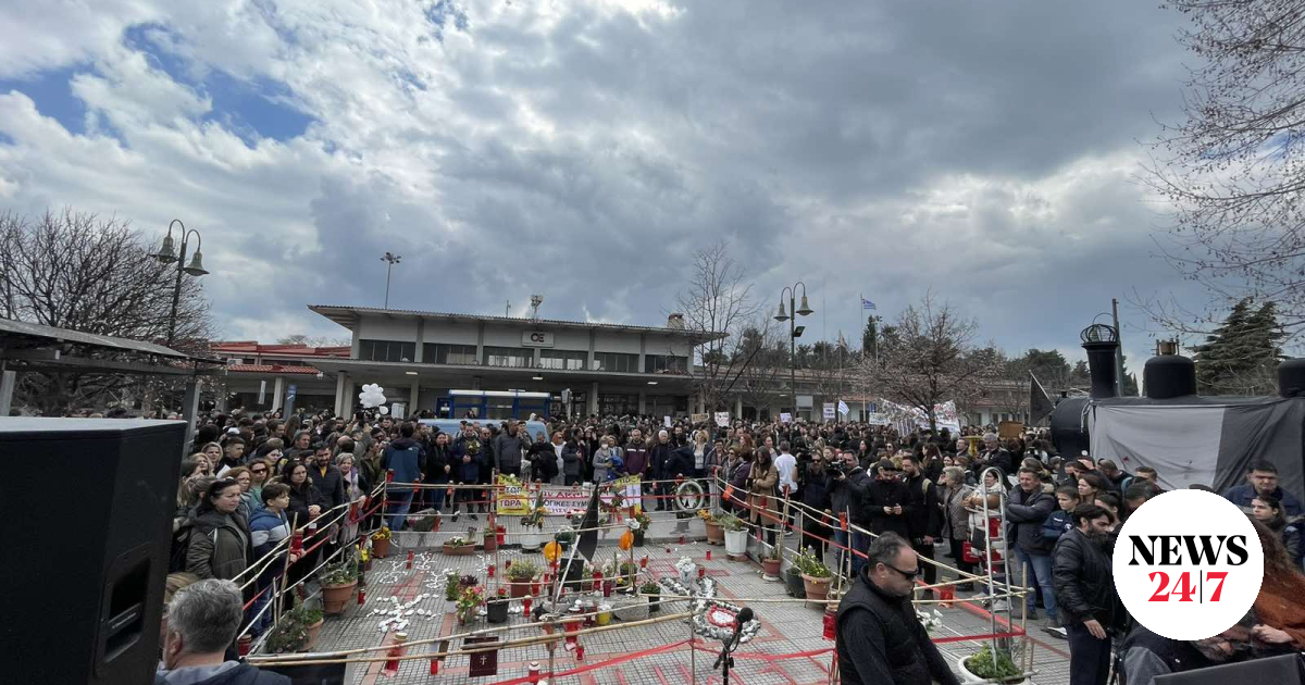 Λάρισα: Αποκαλύφθηκε το μνημείο για τους 57 νεκρούς των Τεμπών μετά την ...