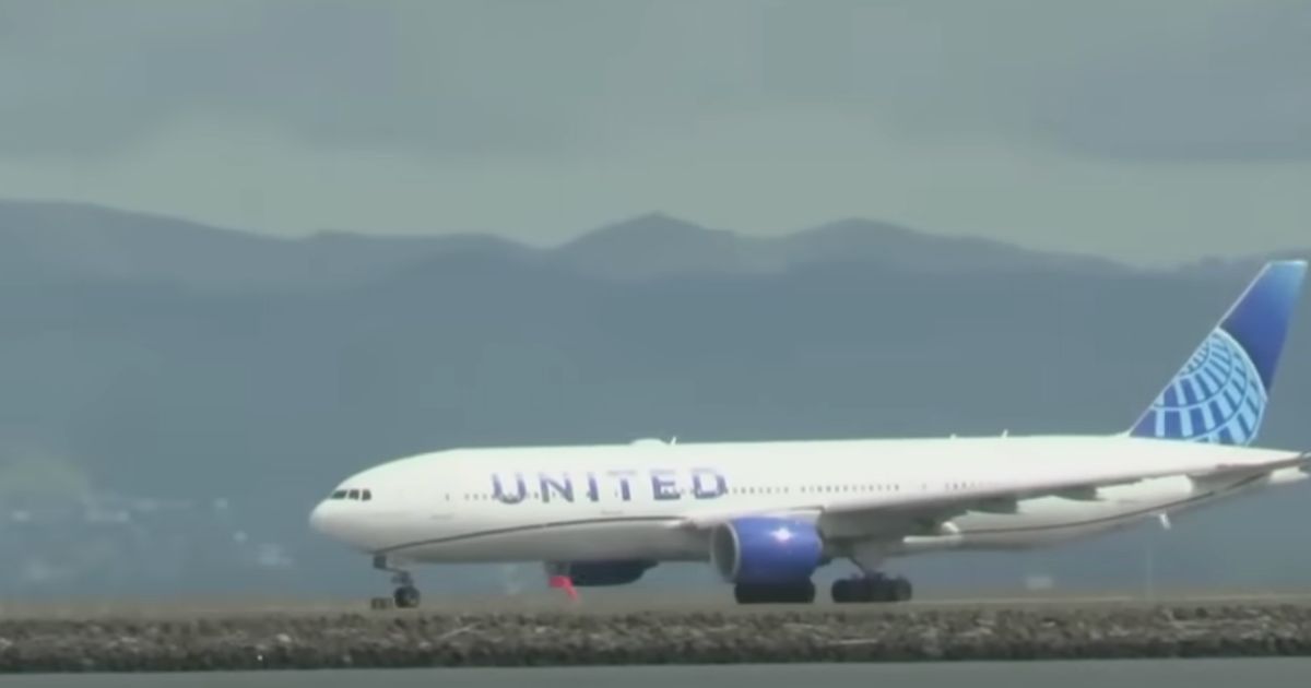 Έπεσε η μια ρόδα από αεροπλάνο Boeing 777 την ώρα της απογείωσης (βίιντεο) - epese i mia roda ...