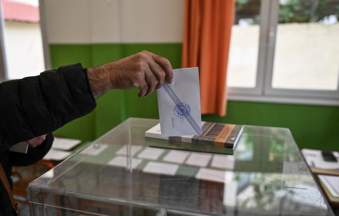 Δημοσκόπηση Interview: Στο 28,5% η ΝΔ, ο ΣΥΡΙΖΑ στο 12,2% και το ΠΑΣΟΚ ...