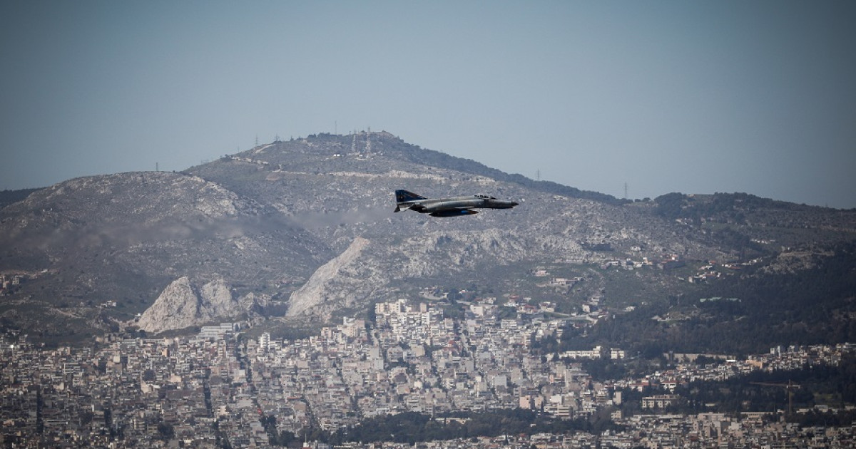 Γιατί πετούν αεροπλάνα τώρα στην Αθήνα - Πτήσεις μαχητικών αεροσκαφών ...