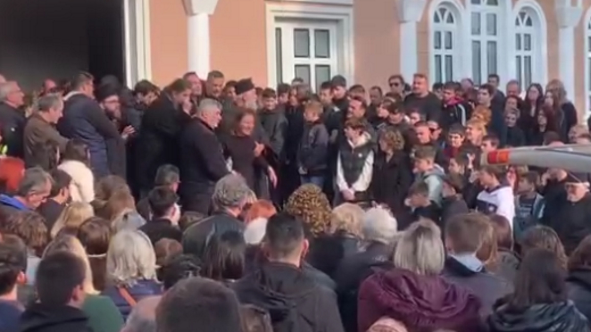Σπαρακτικές εικόνες στην κηδεία του 14χρονου που σκοτώθηκε για μία ...