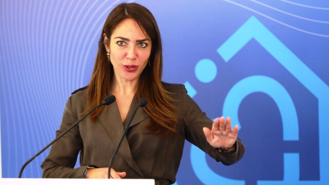 Δόμνα Μιχαηλίδου για κατώτατο μισθό: Επιπλέον τρεις μισθοί στην τσέπη ...