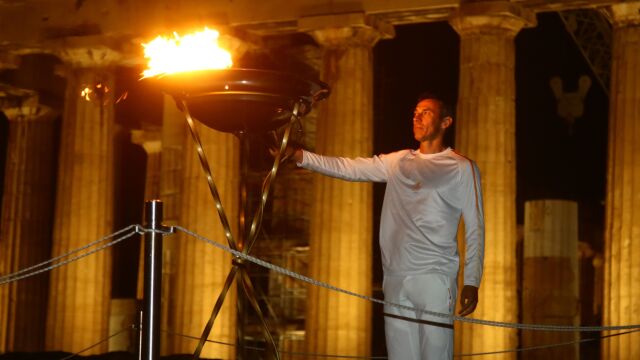 Η Ολυμπιακή Φλόγα «φώτισε» χθες τη νύχτα την Ακρόπολη – Εντυπωσιακές ...