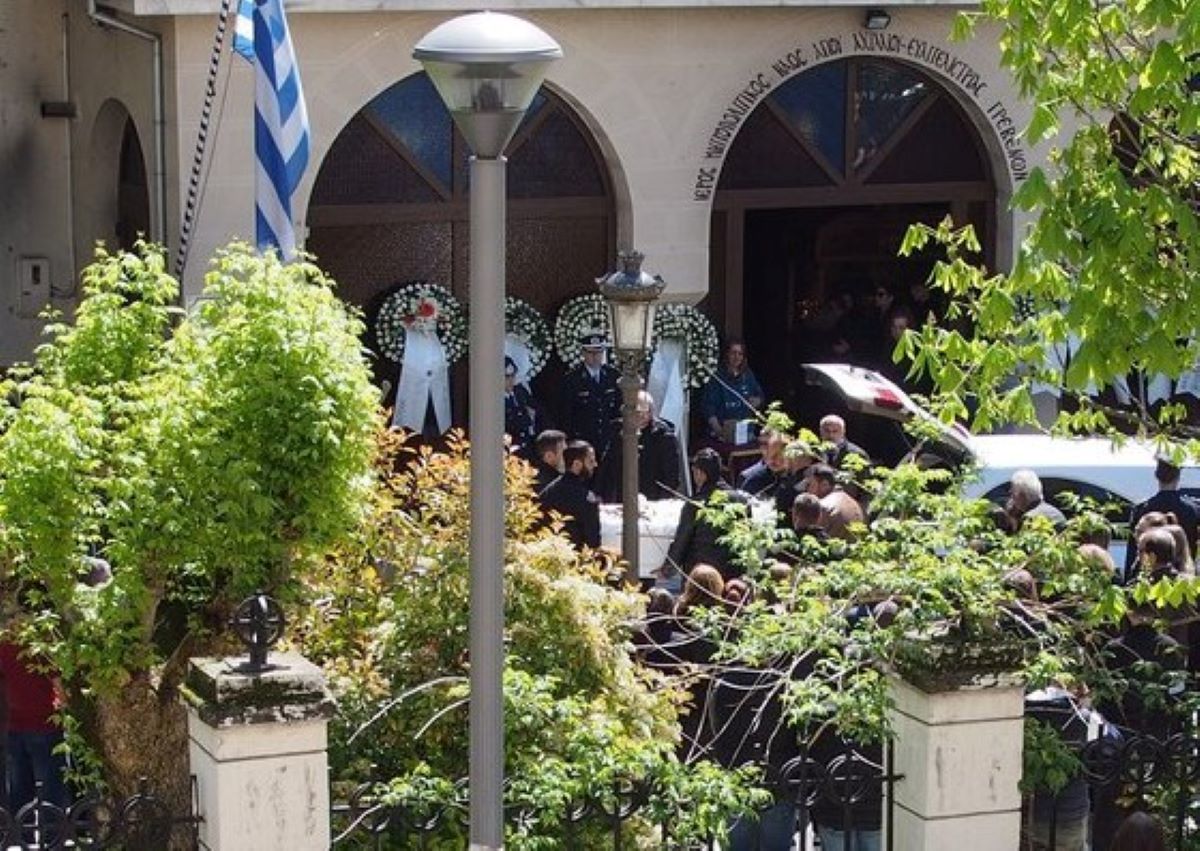 Θρήνος στα Γρεβενά στην κηδεία του 31χρονου αστυνομικού που σκοτώθηκε ...