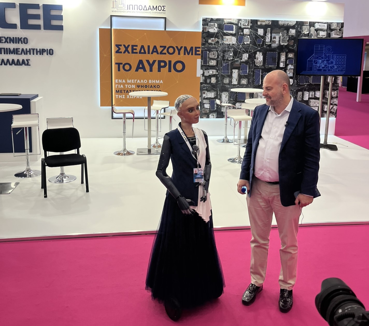 Στασινός και Sophia the robot «τα είπαν» για ΤΕΕ και Τεχνητή Νοημοσύνη ...