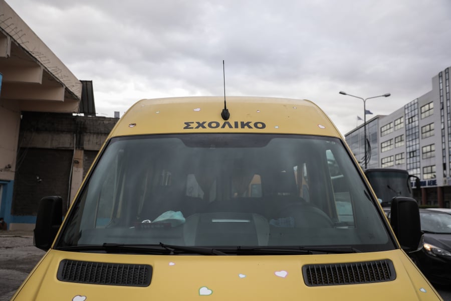 Η ψύχραιμη αντίδραση του παιδιού που ξέχασαν στο σχολικό - Έβαλε ζώνη ...