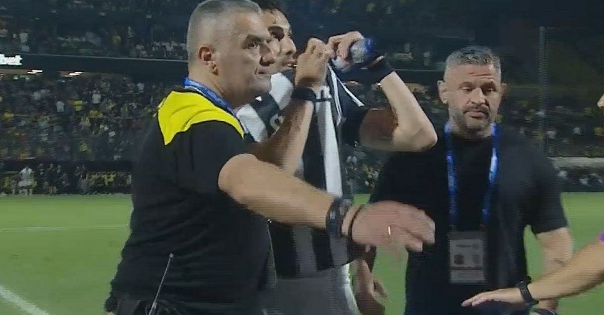 Άρης - ΠΑΟΚ: Ο Μιχαηλίδης αποβλήθηκε με δεύτερη κίτρινη και έδειξε το ...