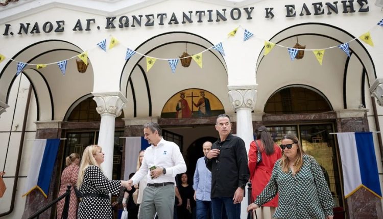 Στην εκκλησία Αγίου Κωνσταντίνου και Ελένης ο Μητσοτάκης πριν φύγει από ...