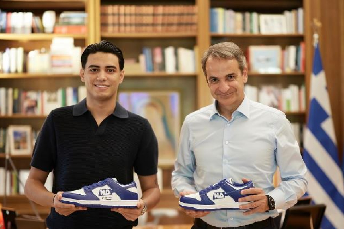 Νέα Δημοκρατία: Ποιος είναι ο 20χρονος πίσω από τα κομματικά παπούτσια ...