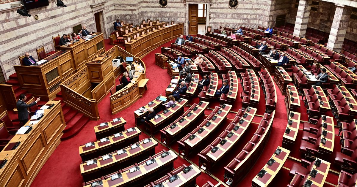 Στη Βουλή η δικογραφία για το δυστύχημα στα Τέμπη (βίντεο) - sti vouli ...