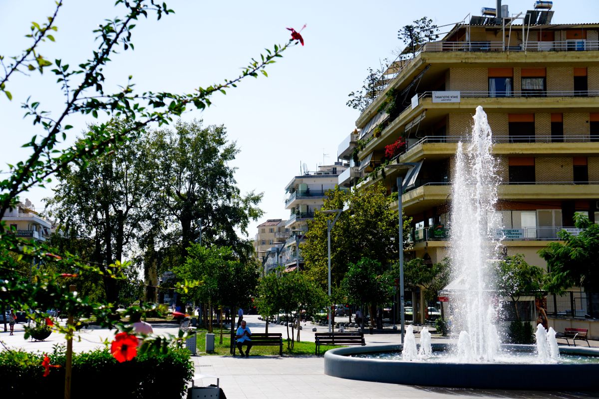 «Θέλω να πάει σε δομή γιατί είναι αξιοθαύμαστη», λέει η θετή μητέρα της ...