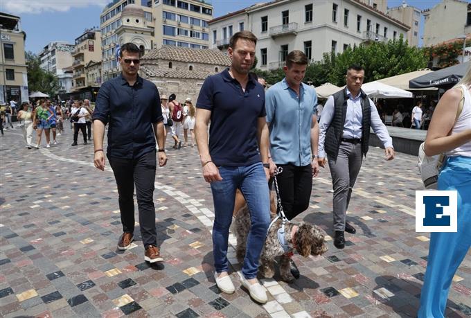 Βόλτα Κασσελάκη με τον Τάιλερ στην Ερμού και γεύμα με τους πολιτικούς ...