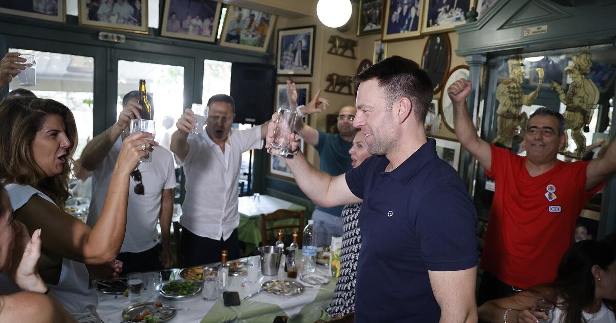 Στο Θησείο ο Στέφανος Κασσελάκης: Πήγε με τον ΗΣΑΠ για βόλτα, χαλαρή ...