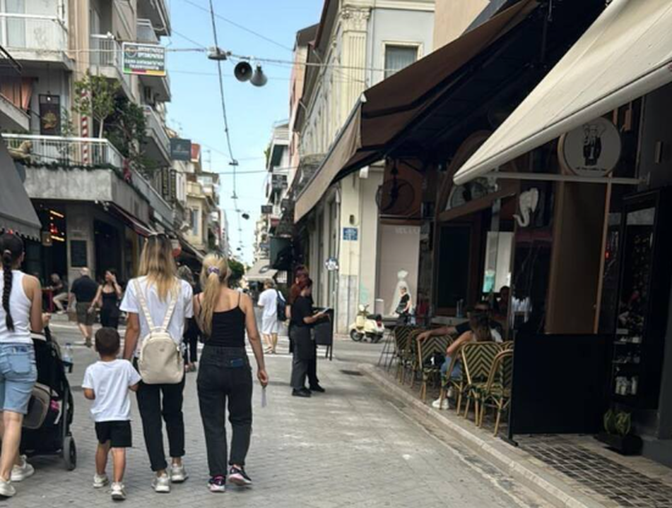 Πάτρα: Το "πάρτυ" με τα τραπεζοκαθίσματα τώρα ξεκινά - Δείτε τη Ρήγα ...