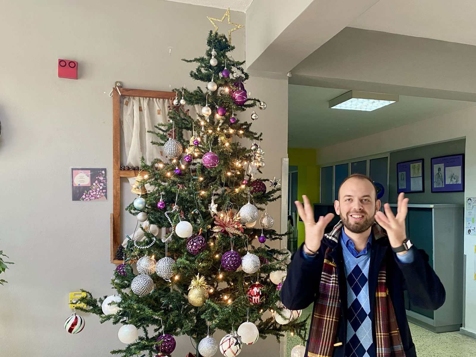 Θεσσαλονίκη: Φιλόλογος έμαθε σε μαθητές το τραγούδι «Ω! έλατο» στη ...