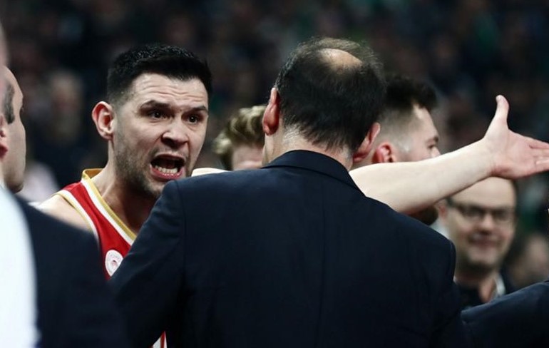 Ξέσπασε στον πάγκο ο Παπανικολάου - xespase ston pagko o papanikolaou