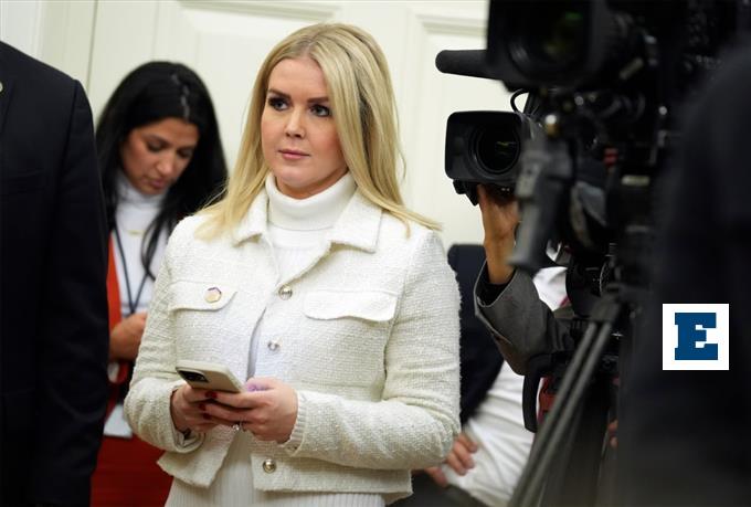 Κάρολαϊν Λέβιτ: Ποια είναι η νεότερη εκπρόσωπος Τύπου στην ιστορία του ...