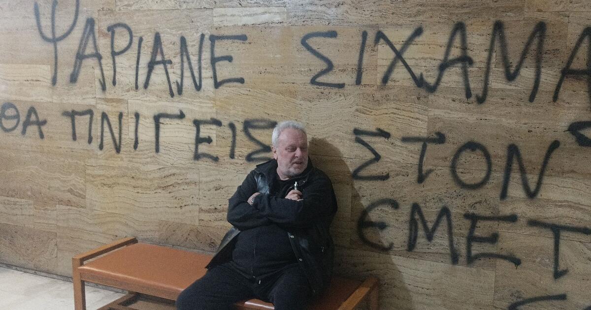 Παρέμβαση «Ρουβίκωνα» στο σπίτι του Ψαριανού: «Σίχαμα, θα πνιγείς στον ...
