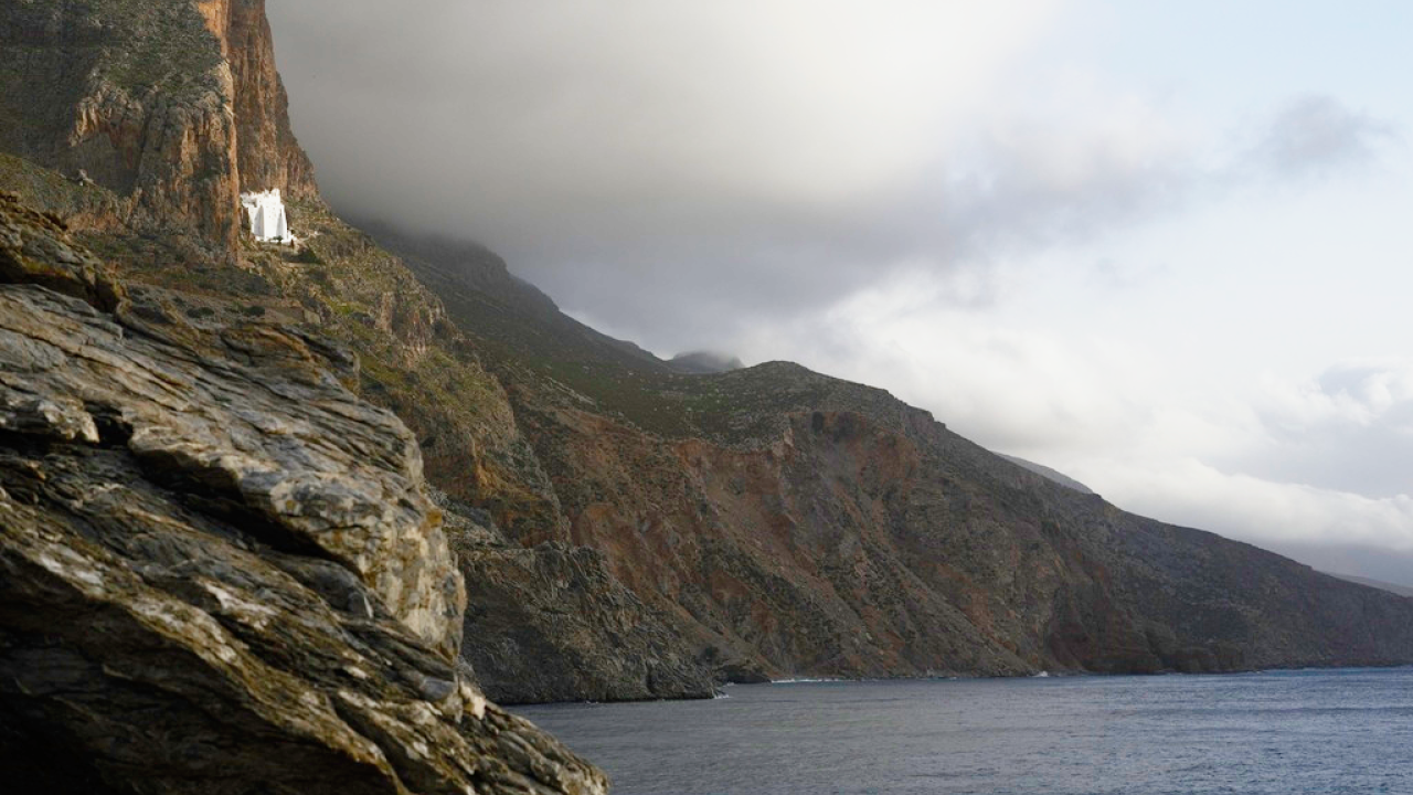 Ο Έλληνας μοναχός στο μοναστήρι της Παναγίας Χοζοβιώτισσας στην Αμοργό ...