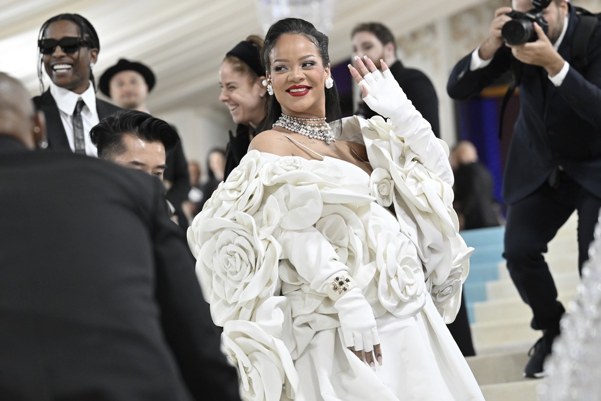 H Rihanna μόλις λάνσαρε μια νέα bridal συλλογή εσωρούχων. Λέμε “I do ...
