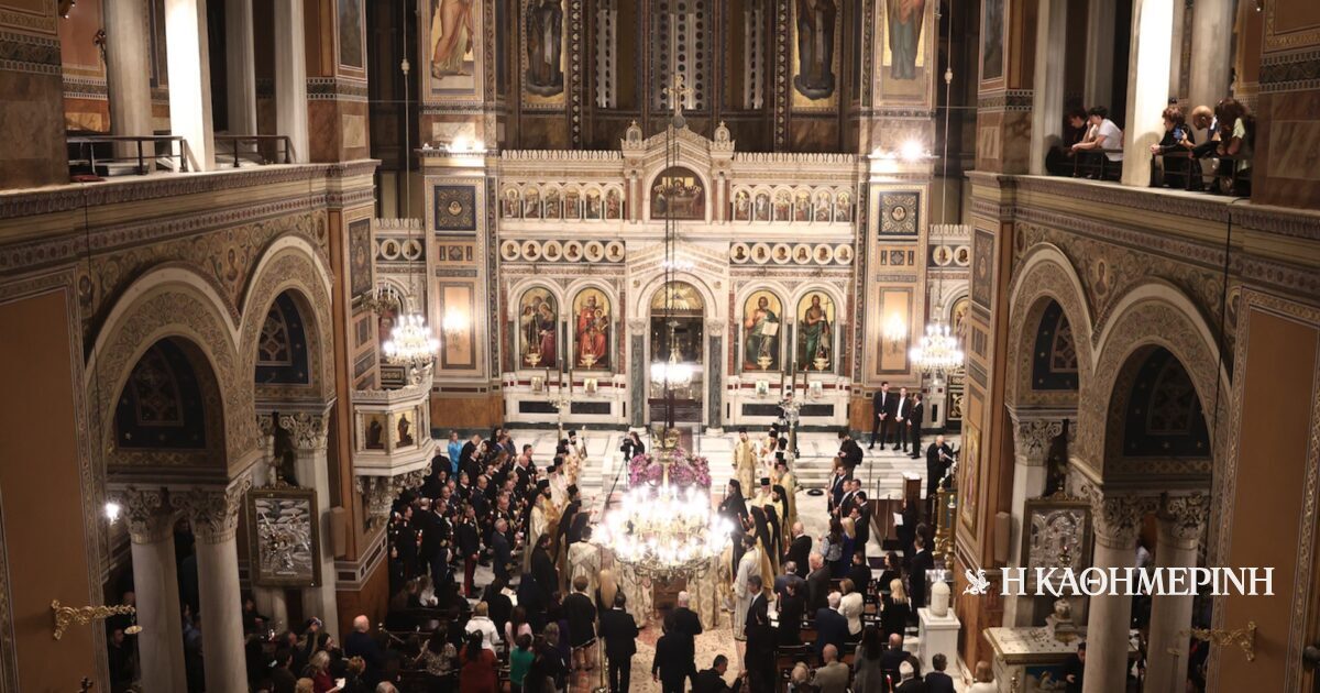 Μητρόπολη Αθηνών: Live η ακολουθία και η περιφορά του Επιταφίου ...