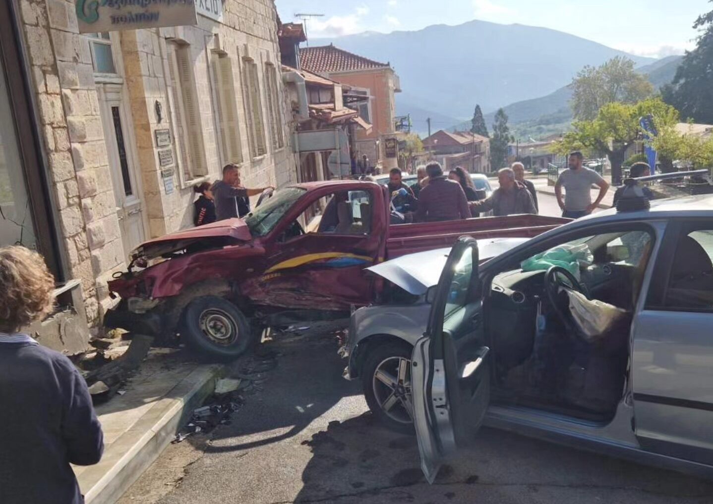Δύο οι νεκροί από το σοκαριστικό τροχαίο στο Λεβίδι - dyo oi nekroi apo ...