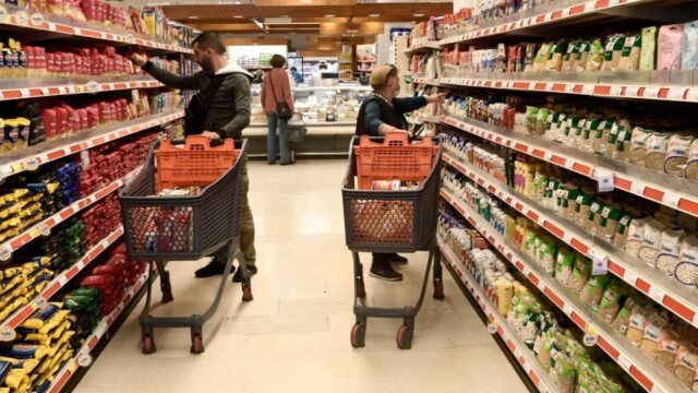 Αγίου Πνεύματος 2025: Τι ισχύει για σούπερ μάρκετ, καταστήματα και ...