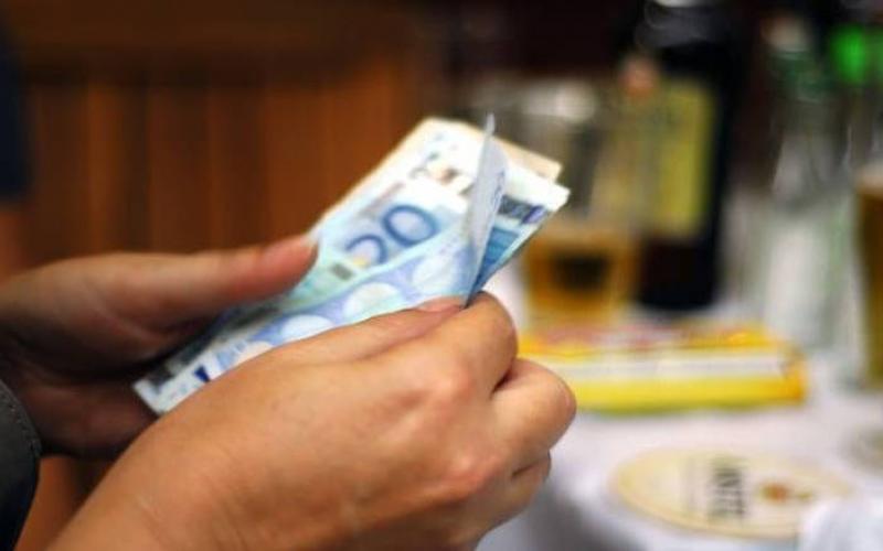 Έκτακτο επίδομα για χιλιάδες εργαζόμενους: 100 ευρώ σε 3 ώρες – Ποιοι ...