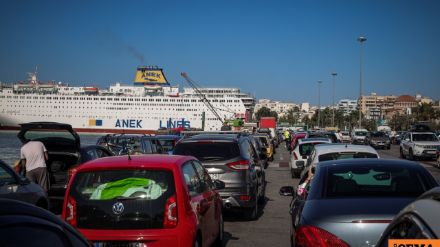 Συνεχίζεται η μεγάλη έξοδος των αδειούχων, αυξημένη κίνηση στο λιμάνι ...