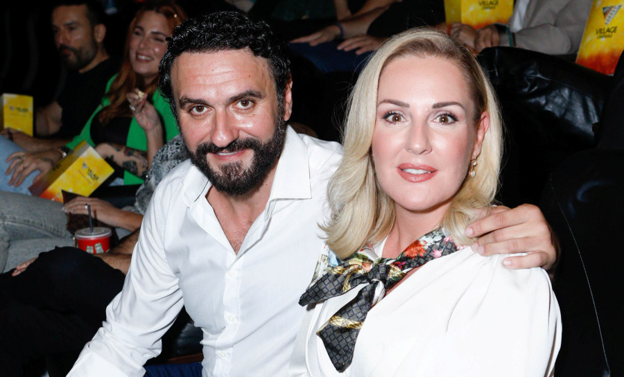 Epic! Μελέτης Ηλίας και Θέμιδα Βουτσινά χορεύουν στο μπαλκόνι κι ο γιος ...