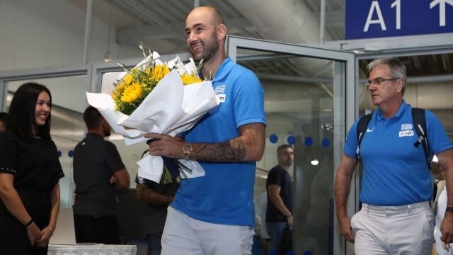 Eurobasket 2025: Έφτασε στην Αθήνα η "χάλκινη" Εθνική Ελλάδος μπάσκετ ...