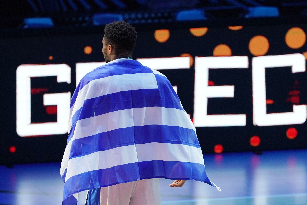 Ο «ανιθαγενής» Γιάννης Αντετοκούνμπο, το ελληνικό διαβατήριο και τι ...