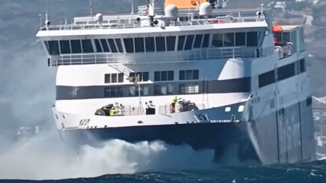 Δρομολόγιο "τρόμου" στο "Blue Star Naxos": Η στιγμή που το επιβατηγό ...