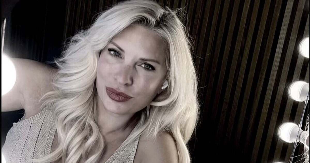 Η Ελένη Μενεγάκη ποζάρει με ηλιοκαμμένο look και δίνει το κίνητρο που ...