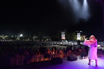 ΚΕΝΤΡΙΚΗ ΣΚΗΝΗ: «Είναι το γέλιο σου που γράφει μουσική» - kentriki ...