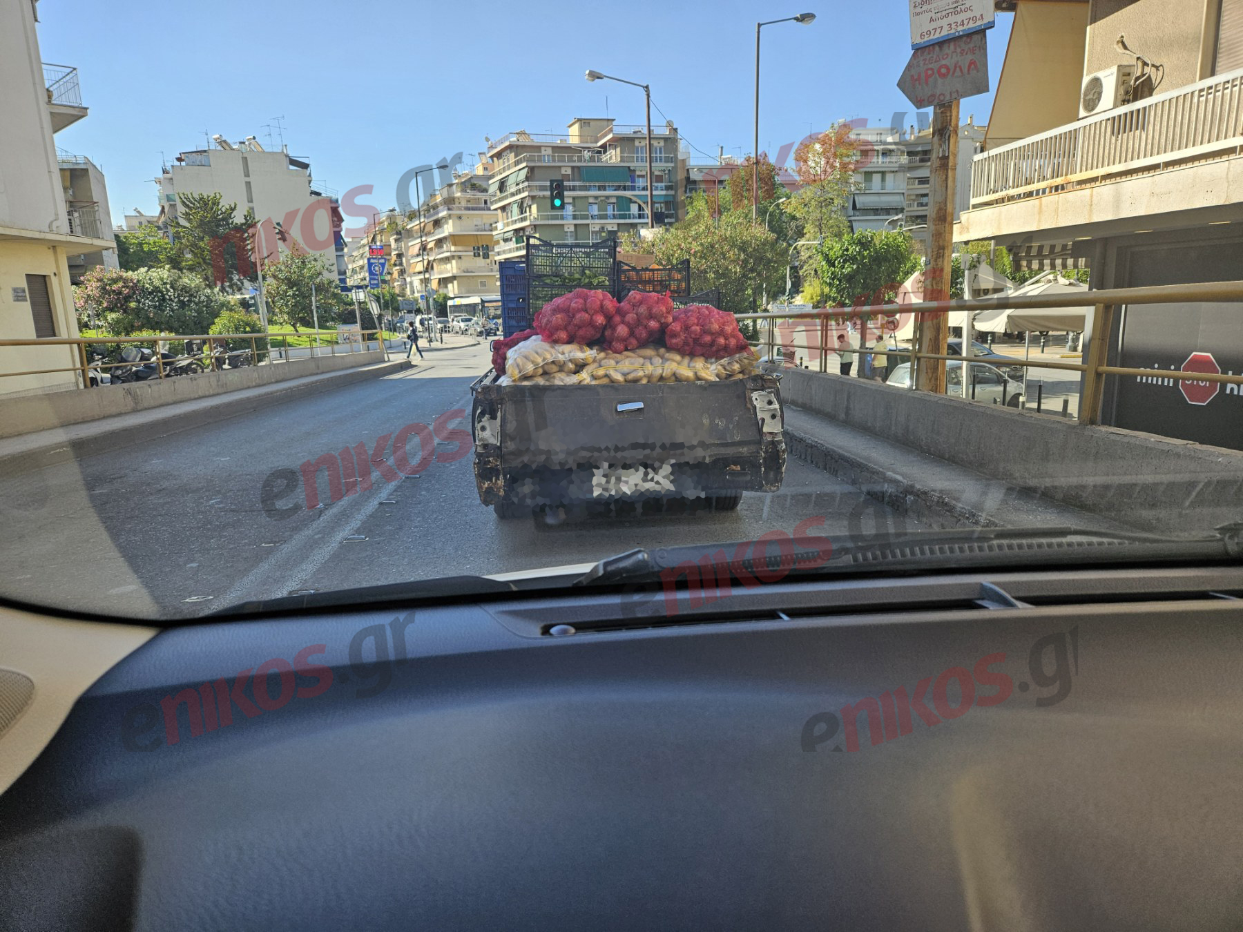 Αγροτικό κυκλοφορεί στους δρόμους χωρίς φώτα και με μία ολόκληρη… λαϊκή ...