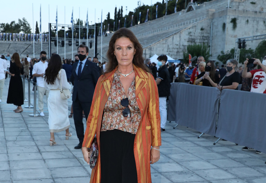 Βάνα Μπάρμπα: Ερωτεύεται την... τεχνητή νοημοσύνη αλλά της λείπει ένας ...